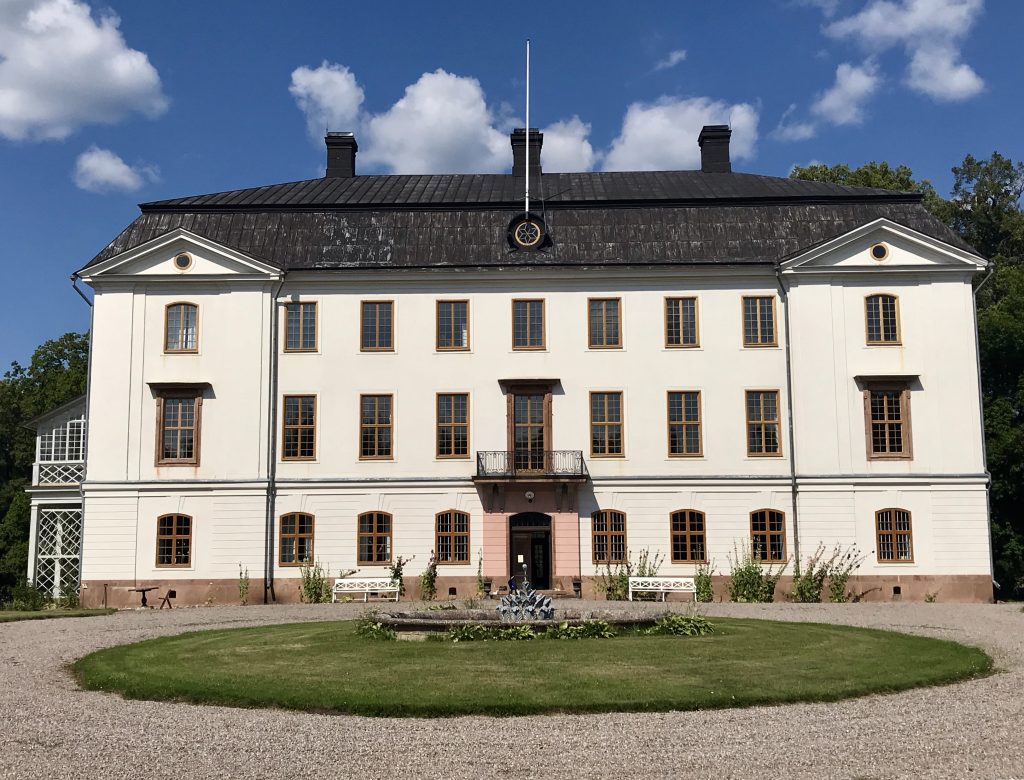 Ett besök på Ljungs slott bland spöken och grevar — lite mera rosa