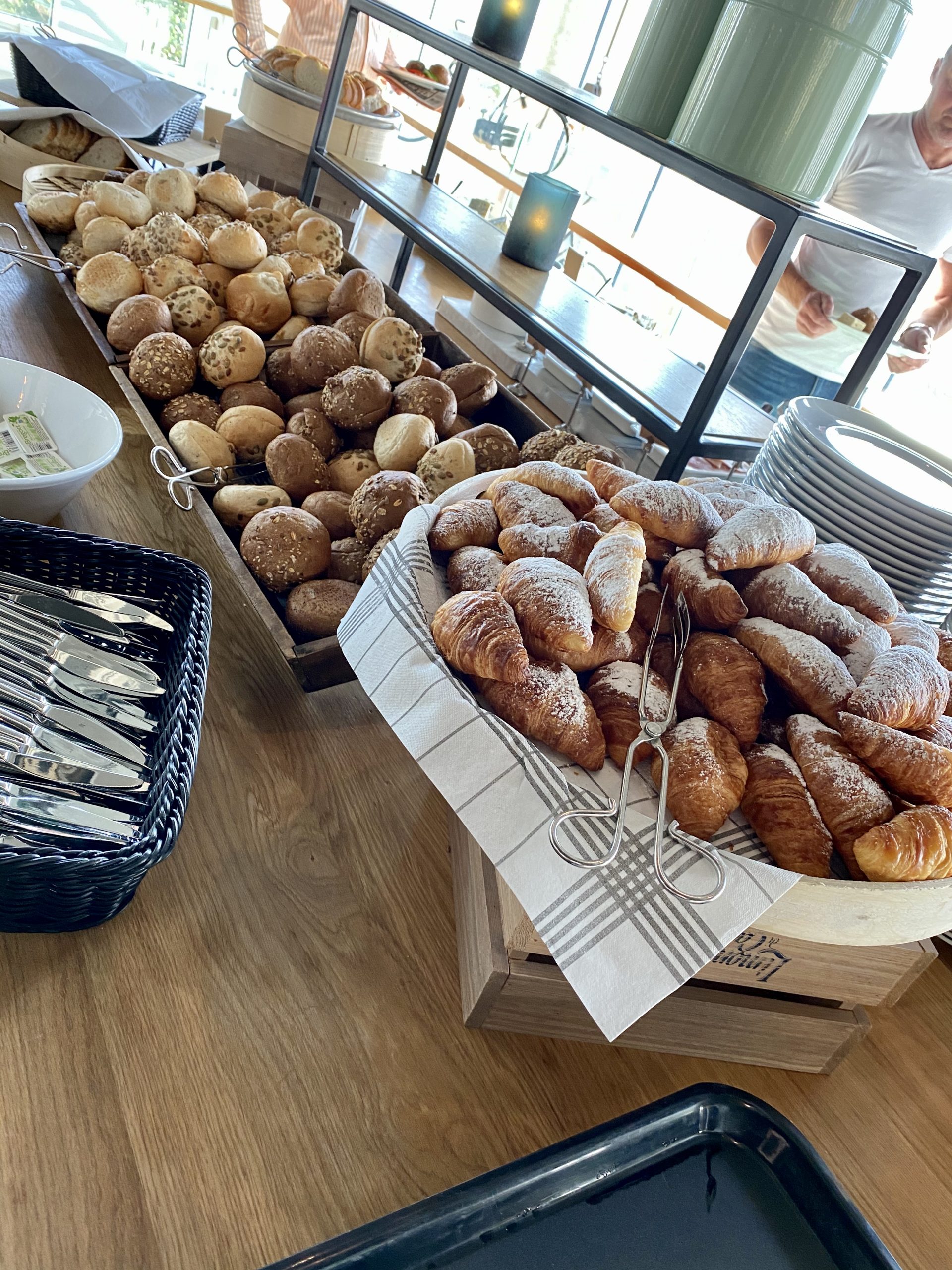 Hotellfrukost i Coronatider — lite mera rosa reseblogg