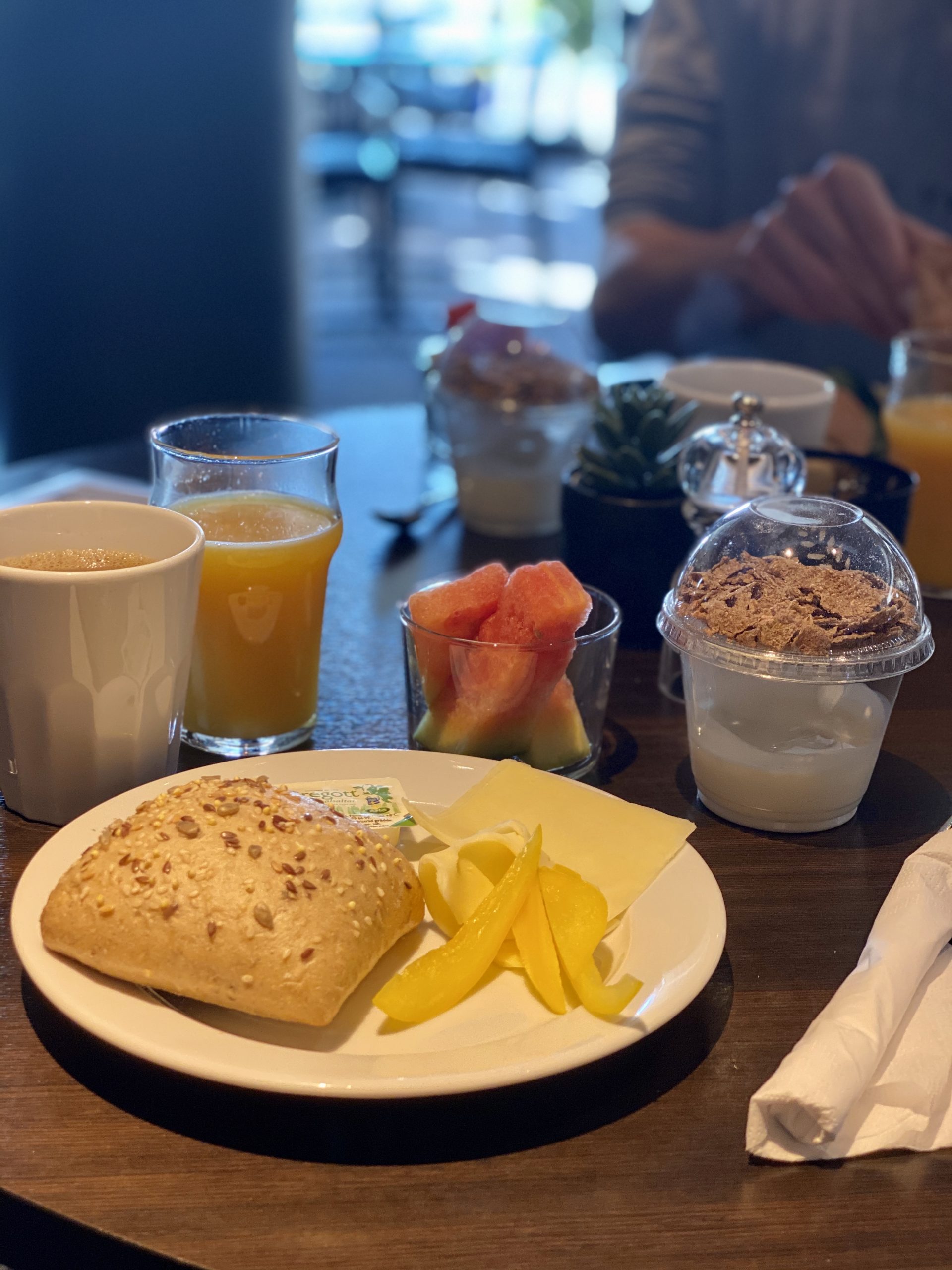 Hotellfrukost i Coronatider — lite mera rosa reseblogg